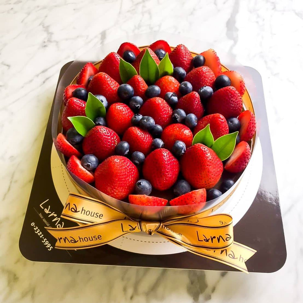 Strawberry Blueberry on Larna cake – Larnahouse